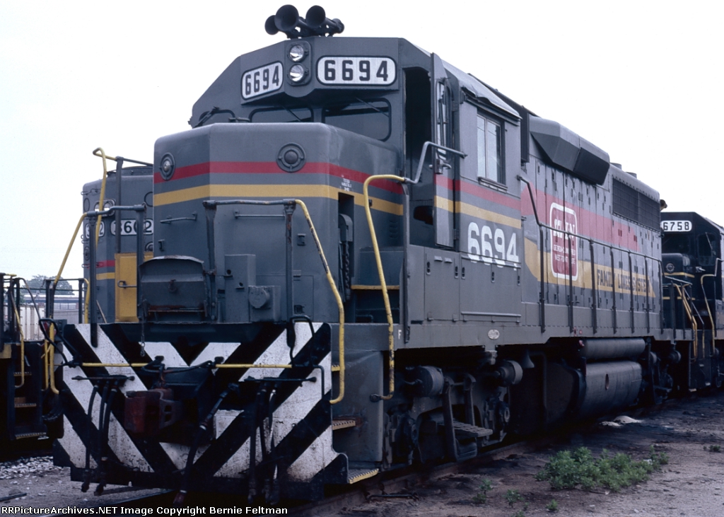 Seaboard System GP40 #6694, out of the group of 51 former Seaboard Air Line GP40's built in 1966 ...